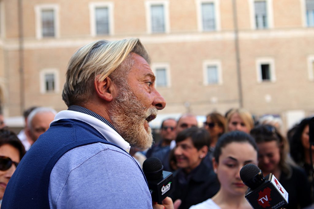 “E’ gradito? No!”, il coro che scaccia il sindaco da piazza della ...