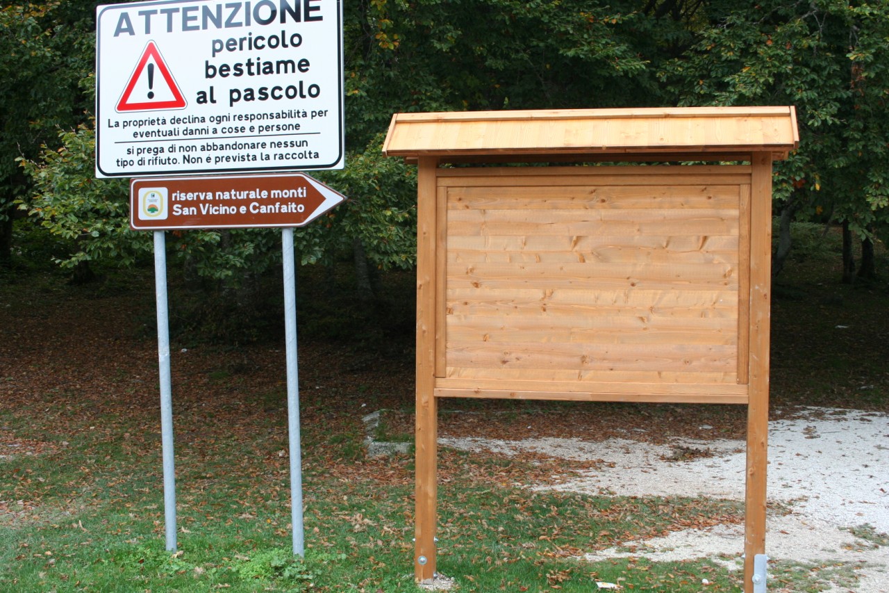 Ladri e vandali alla riserva naturale, nel mirino le bacheche in legno ...