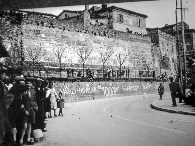 Tolentino, restaurato il pittogramma Shell di via Roma | Cronache ...