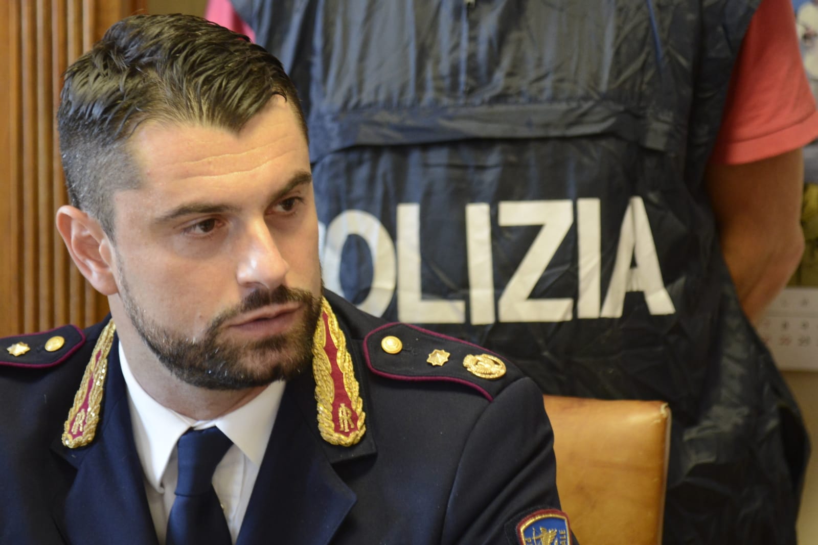 In A14 a zig zag e a tutta velocità, supera il comandante della ...