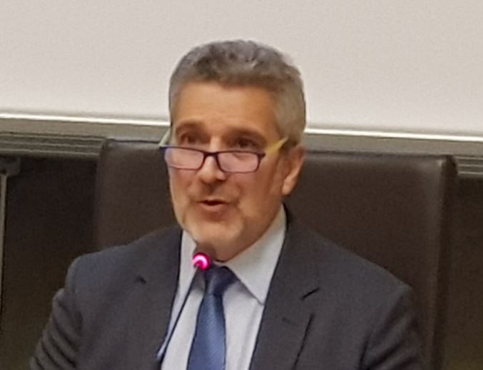 “Chiamata alle armi” per gli studenti, bufera sul direttore scolastico ...