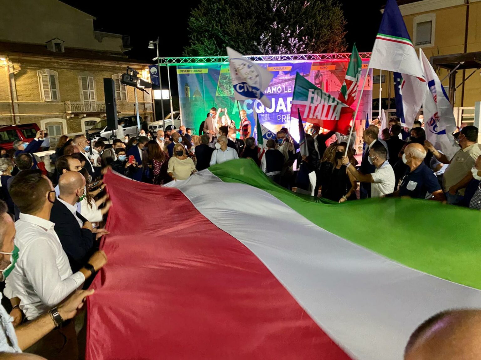 Acquaroli chiude con il tricolore: «L’unico sondaggio che conta è ... Acquaroli chiude con il tricolore: «L’unico sondaggio che conta è ...