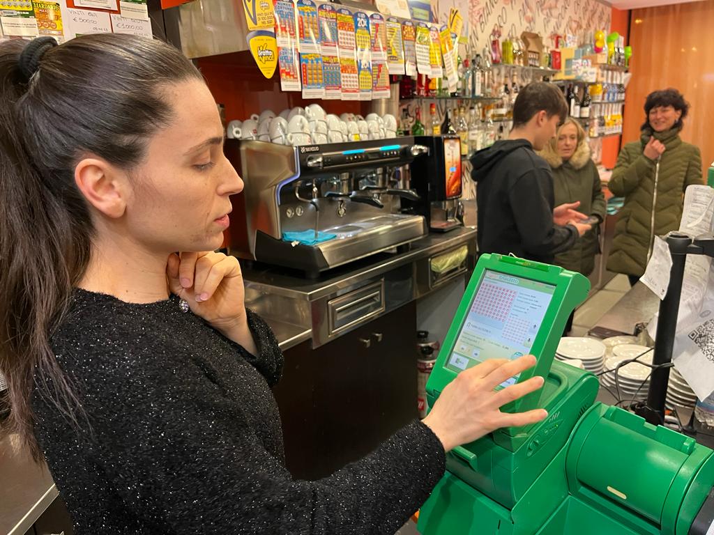 La maxi vincita da oltre 20 milioni. Festa al bar: «Felici per loro ...